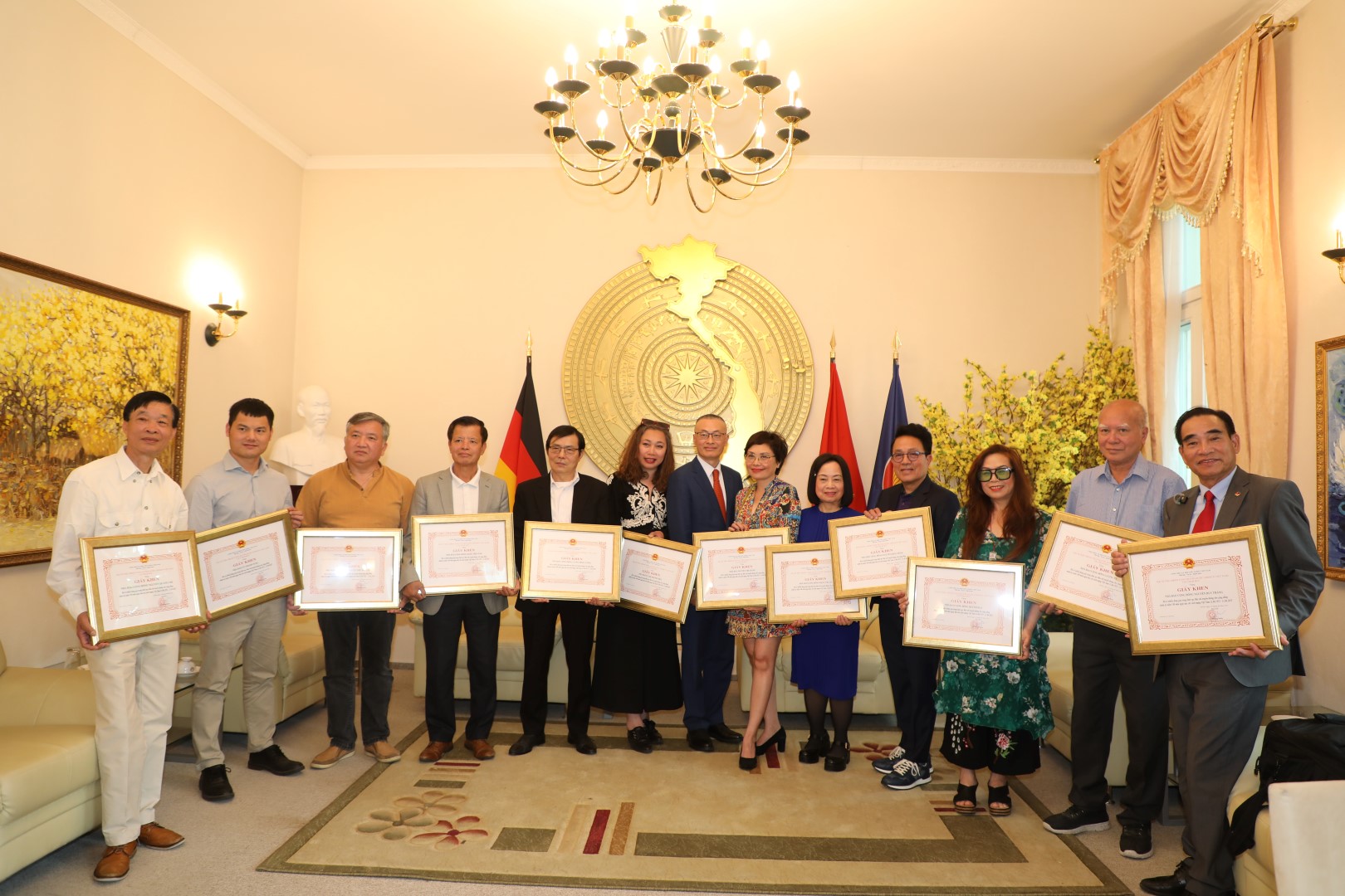 ĐẠI SỨ QUÁN VIỆT NAM TRAO GIẤY KHEN TRONG GẶP GỠ CÁC NHÀ BÁO CỘNG ĐỒNG